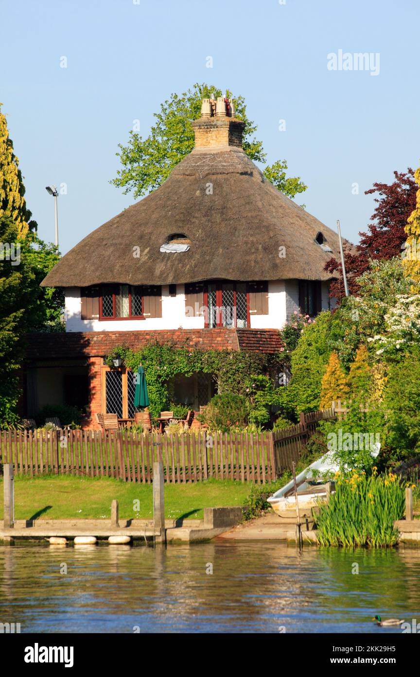 Quintessential thatched cottage at the side of the River Thames in ...