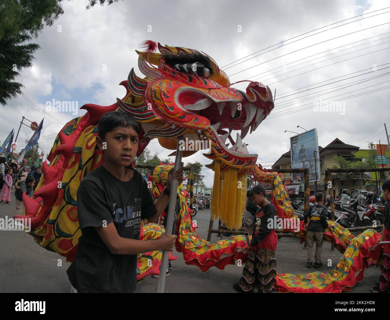 Boys playing dragon dance hi-res stock photography and images - Alamy