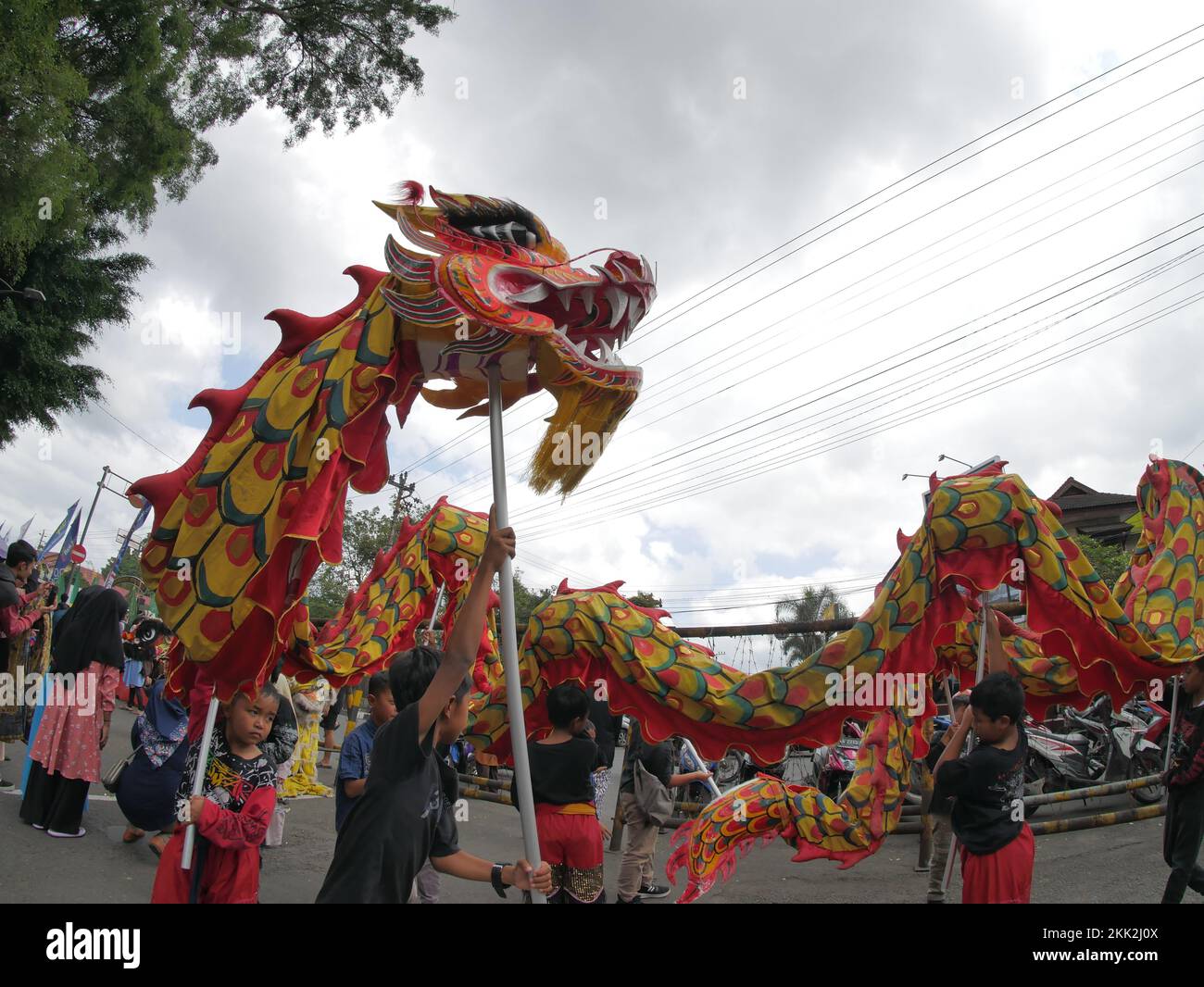 Boys playing dragon dance hi-res stock photography and images - Alamy