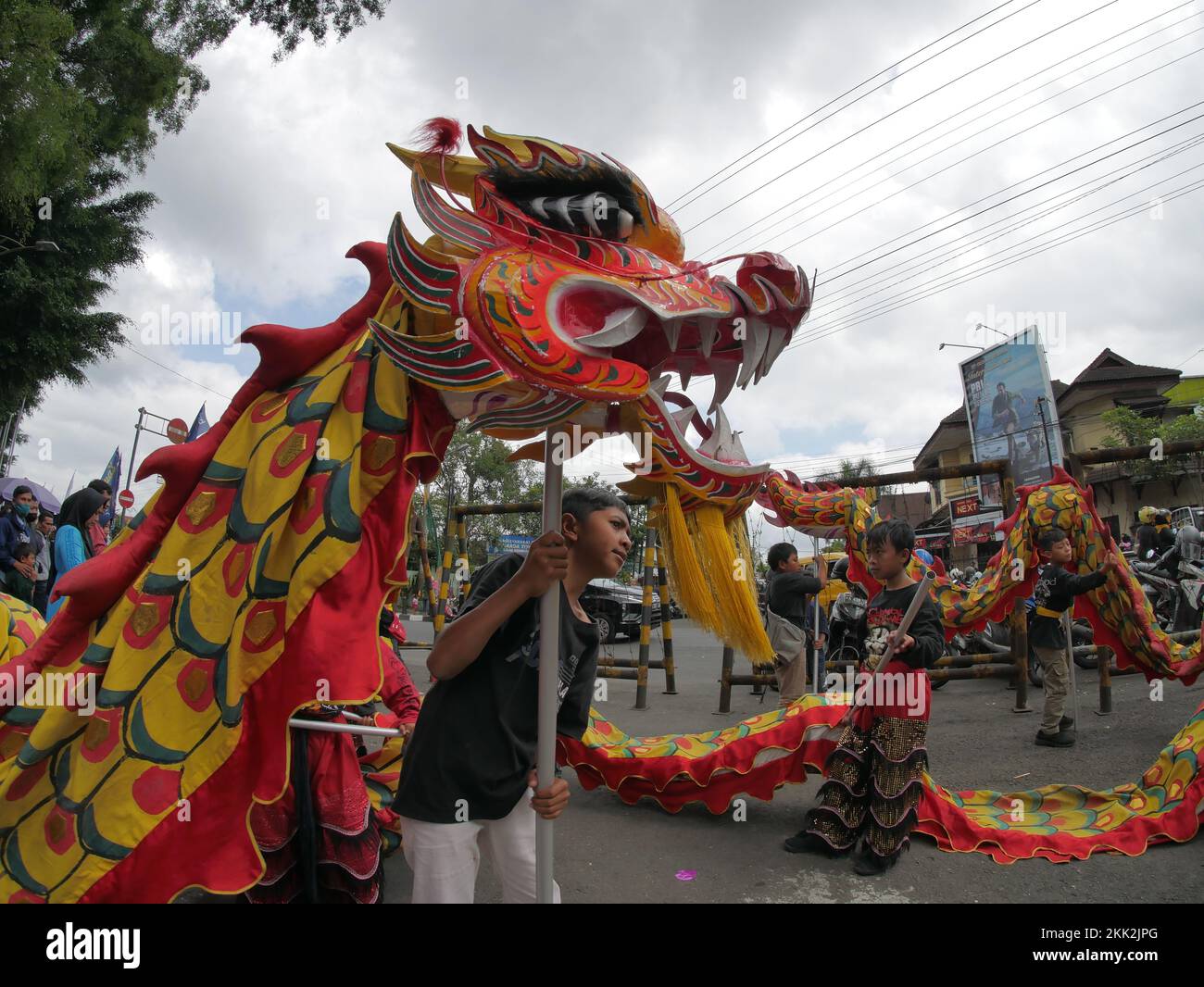 Boys playing dragon dance hi-res stock photography and images - Alamy