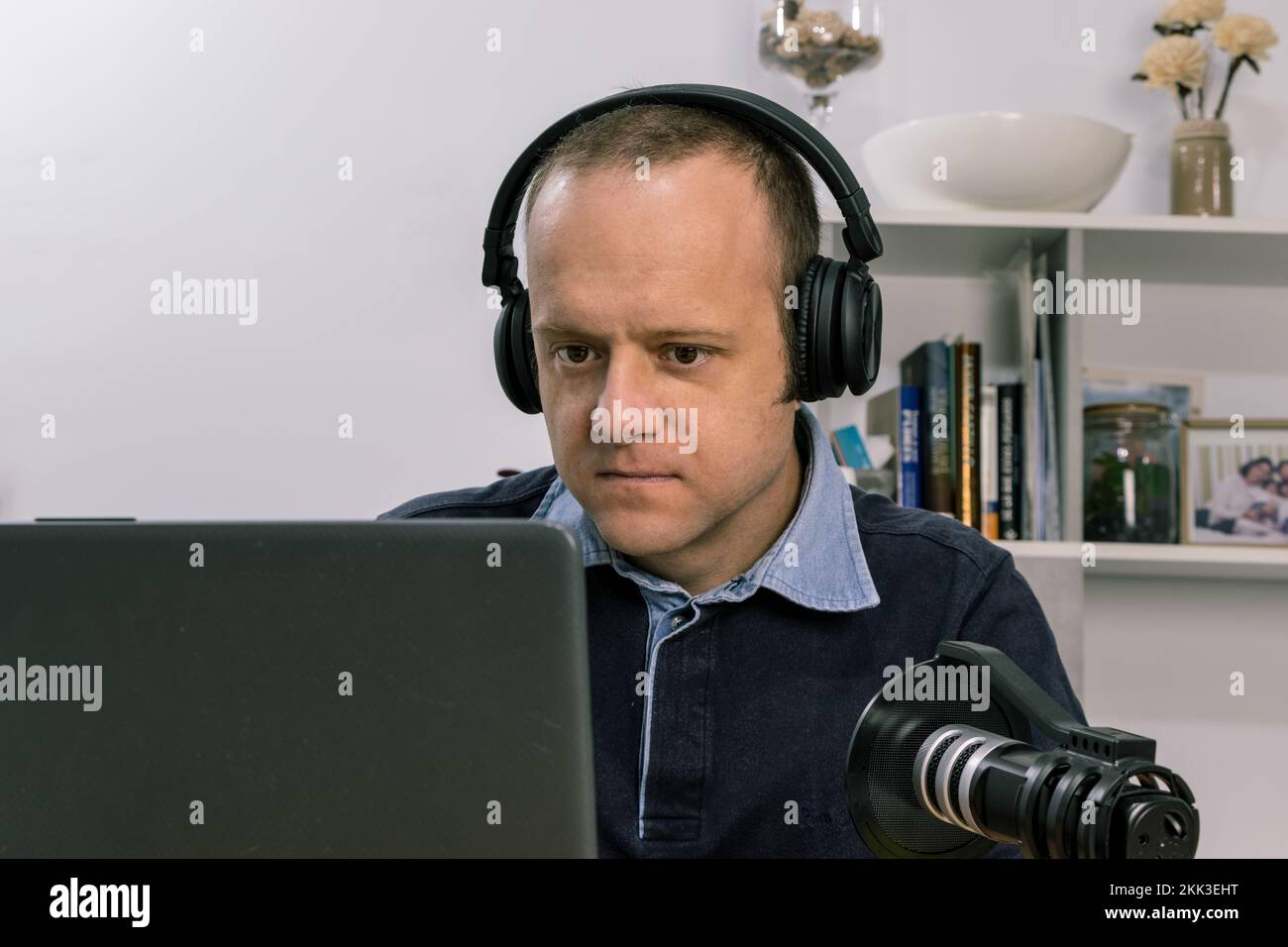 Working microphone hi-res stock photography and images - Alamy