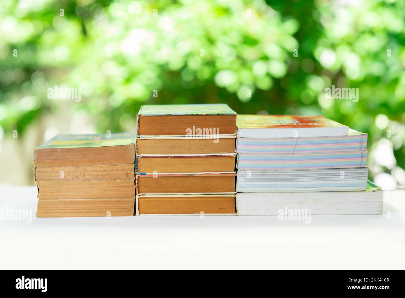 Children reading library table hi-res stock photography and images - Alamy