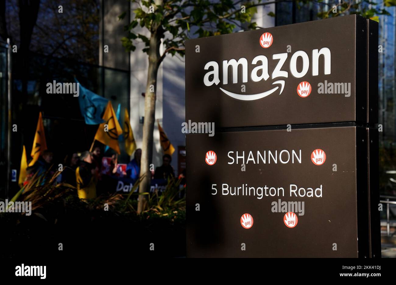Amazon headquarters logo hi-res stock photography and images - Alamy