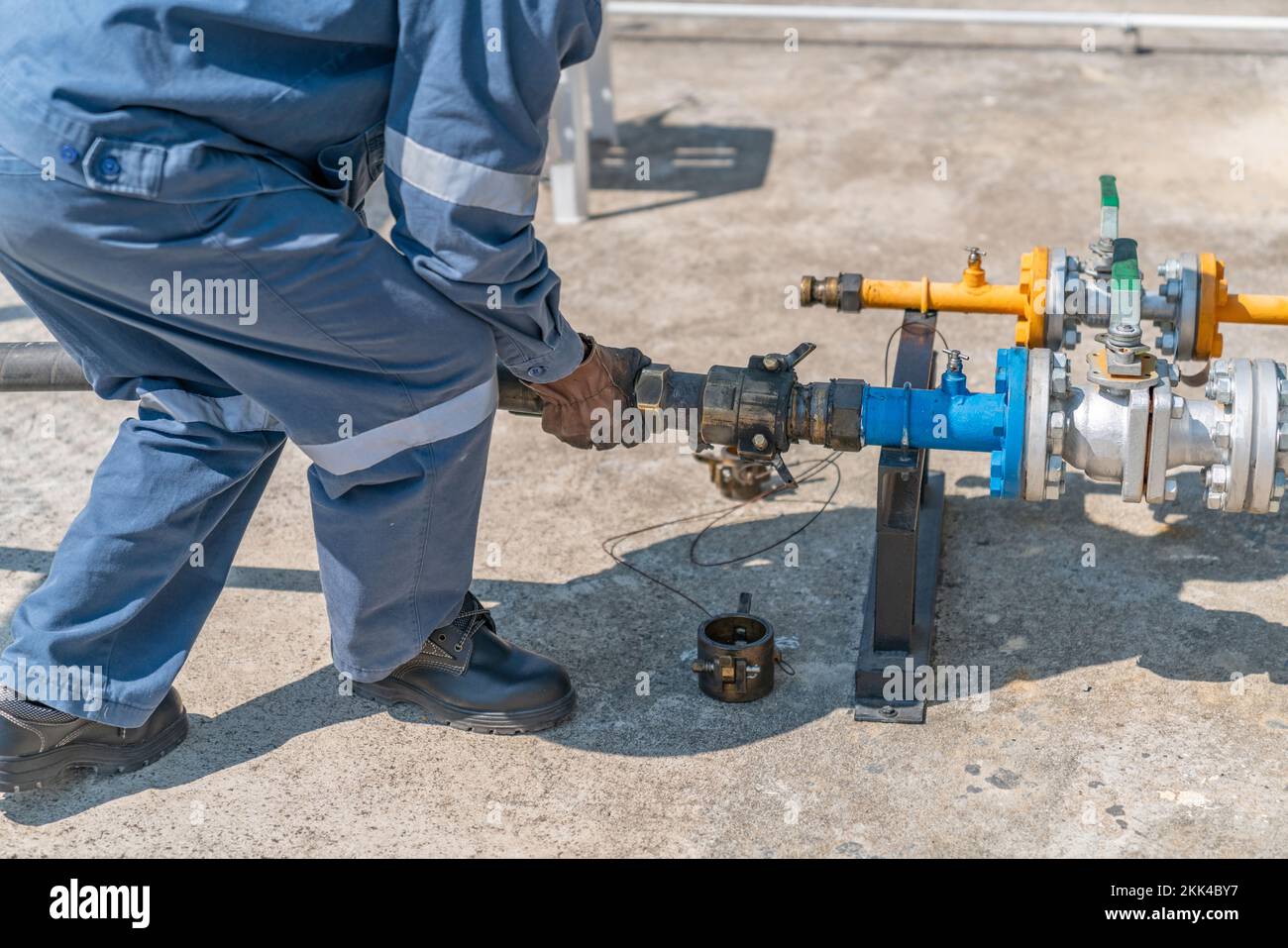 Operator connect pipe to load LPG liquid tank. LPG gas plant Stock ...