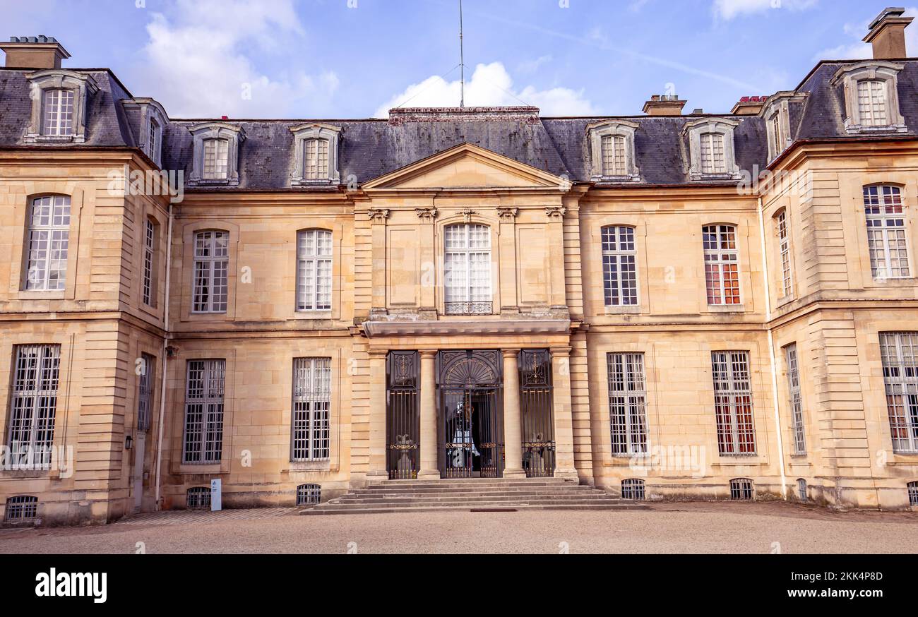 CHAMPS SUR MARNE, FRANCE, NOVEMBER 02, 2022 : exteriors and park of the ...