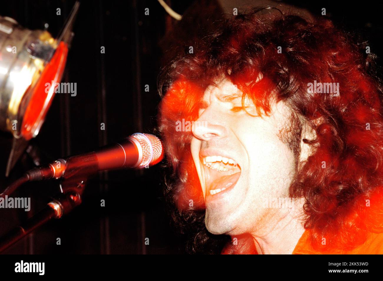 SUPER FURRY ANIMALS, CONCERT, 2004: Gruff Rhys of SUPER FURRY ANIMALS ...