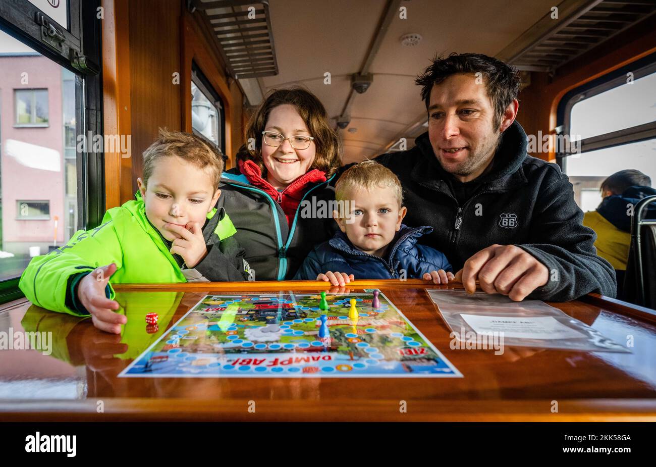 Oberwiesenthal, Germany. 25th Nov, 2022. Brothers Leon (6, l) and Jacob ...