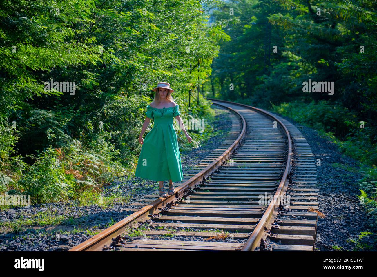 View along platform railway hi-res stock photography and images - Alamy