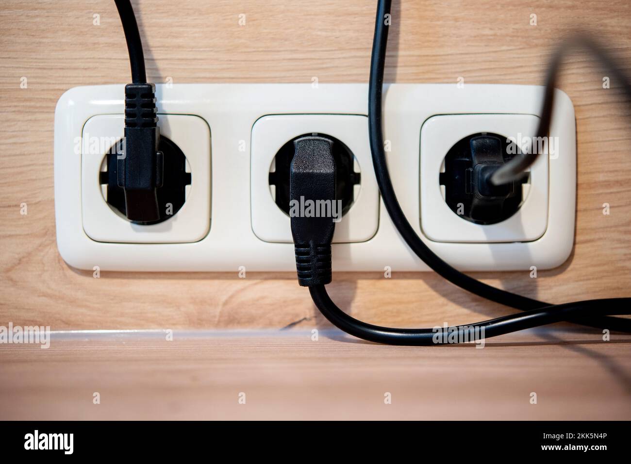 Oldenburg, Germany. 25th Nov, 2022. The power plugs of several kitchen ...