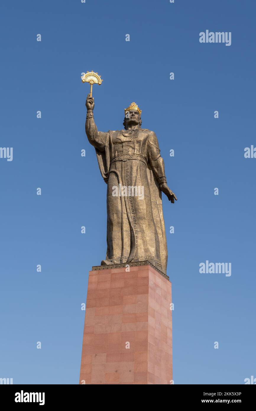 Statue of ismail somoni hi-res stock photography and images - Alamy