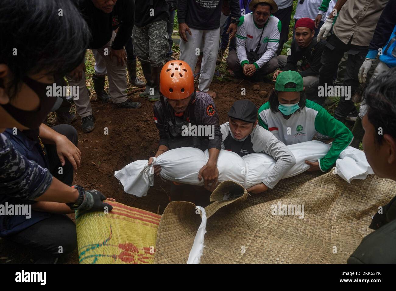 People bury dead body hi-res stock photography and images - Alamy