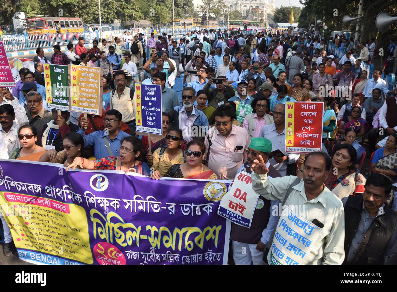 Kolkata, India. 25th Nov, 2022. Primary teachers of the West Bengal ...