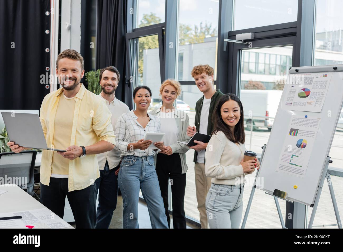 Infographics with businessmen hi-res stock photography and images - Alamy