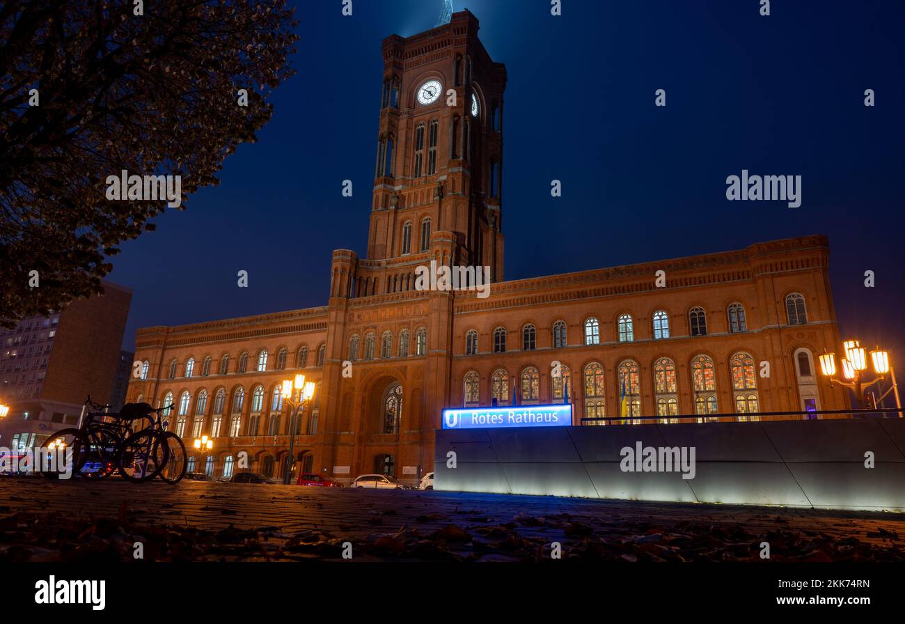 Berlin, Germany. 25th Nov, 2022. The tower of the Red City Hall rises ...