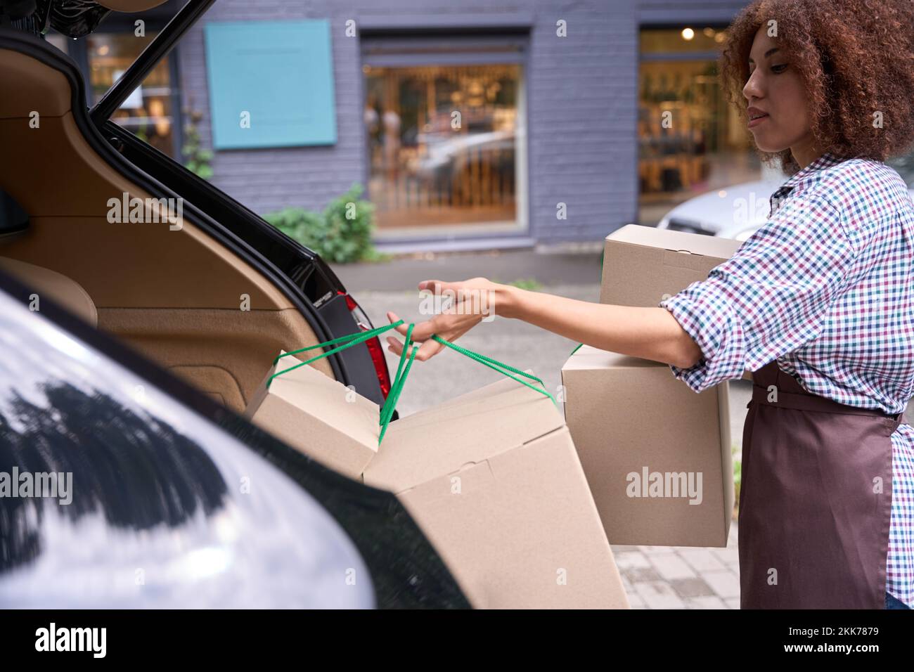 Shop employee carry to car hi-res stock photography and images - Alamy