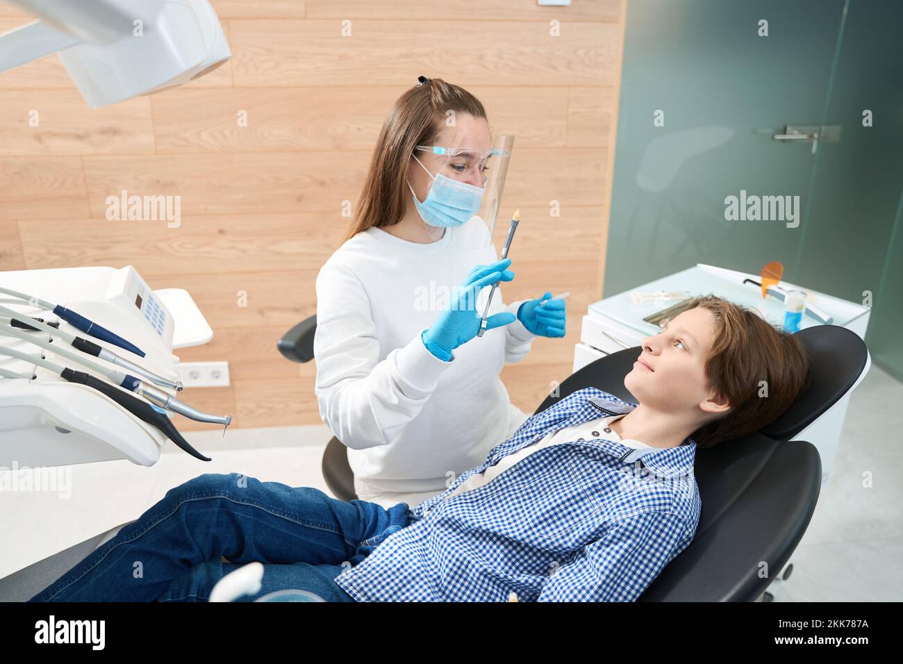 Woman dentist is holding syringe with anesthesia Stock Photo - Alamy