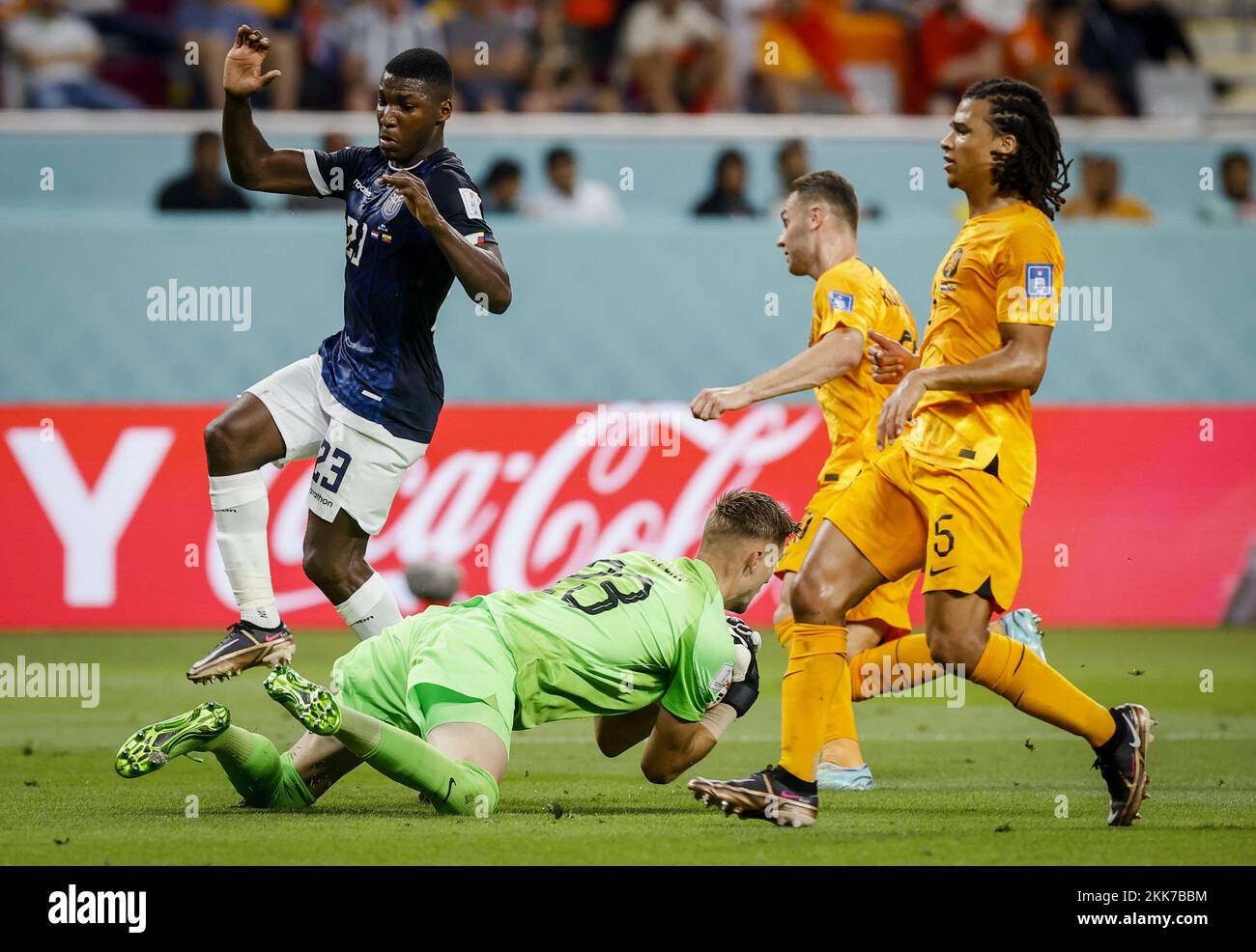 AL-RAYYAN - (LR) Moises Caicedo of Ecuador, Holland goalkeeper Andries ...