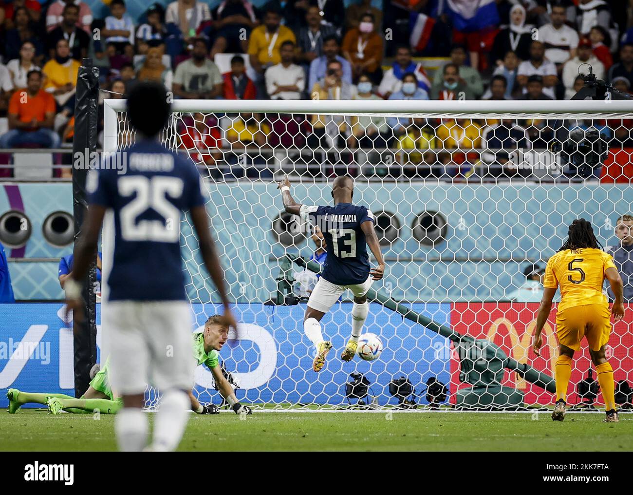 AL-RAYYAN - (LR) Jackson Porozo of Ecuador, Holland goalkeeper Andries ...