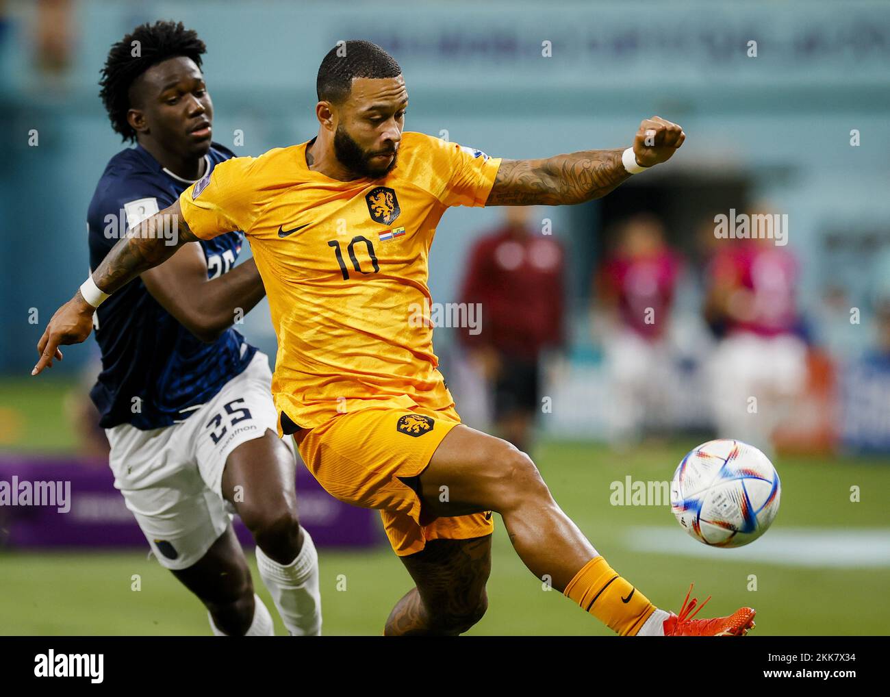 AL-RAYYAN - (LR) Jackson Porozo of Ecuador and Memphis Depay of Holland ...