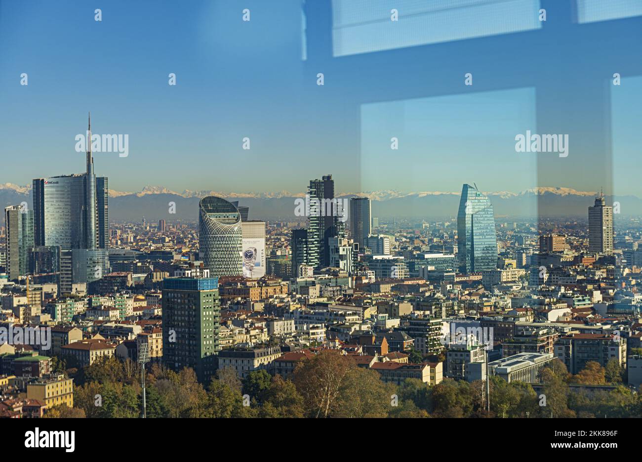 milano i grattaceli skiline dalla terrazza a vetri della torre branca ...