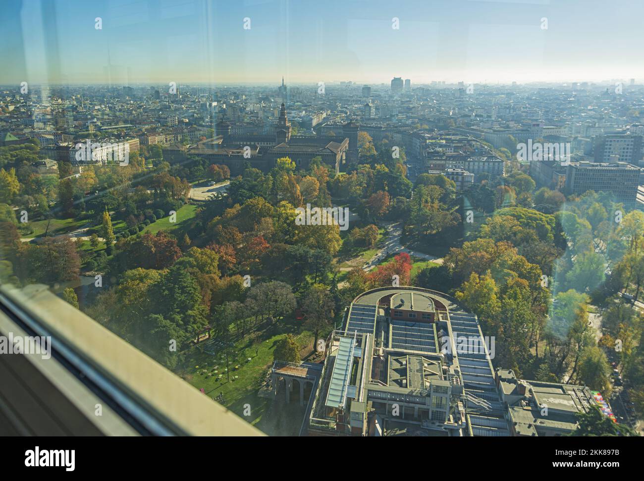 milano il parco sempione con il castello sforzesco skiline dalla ...