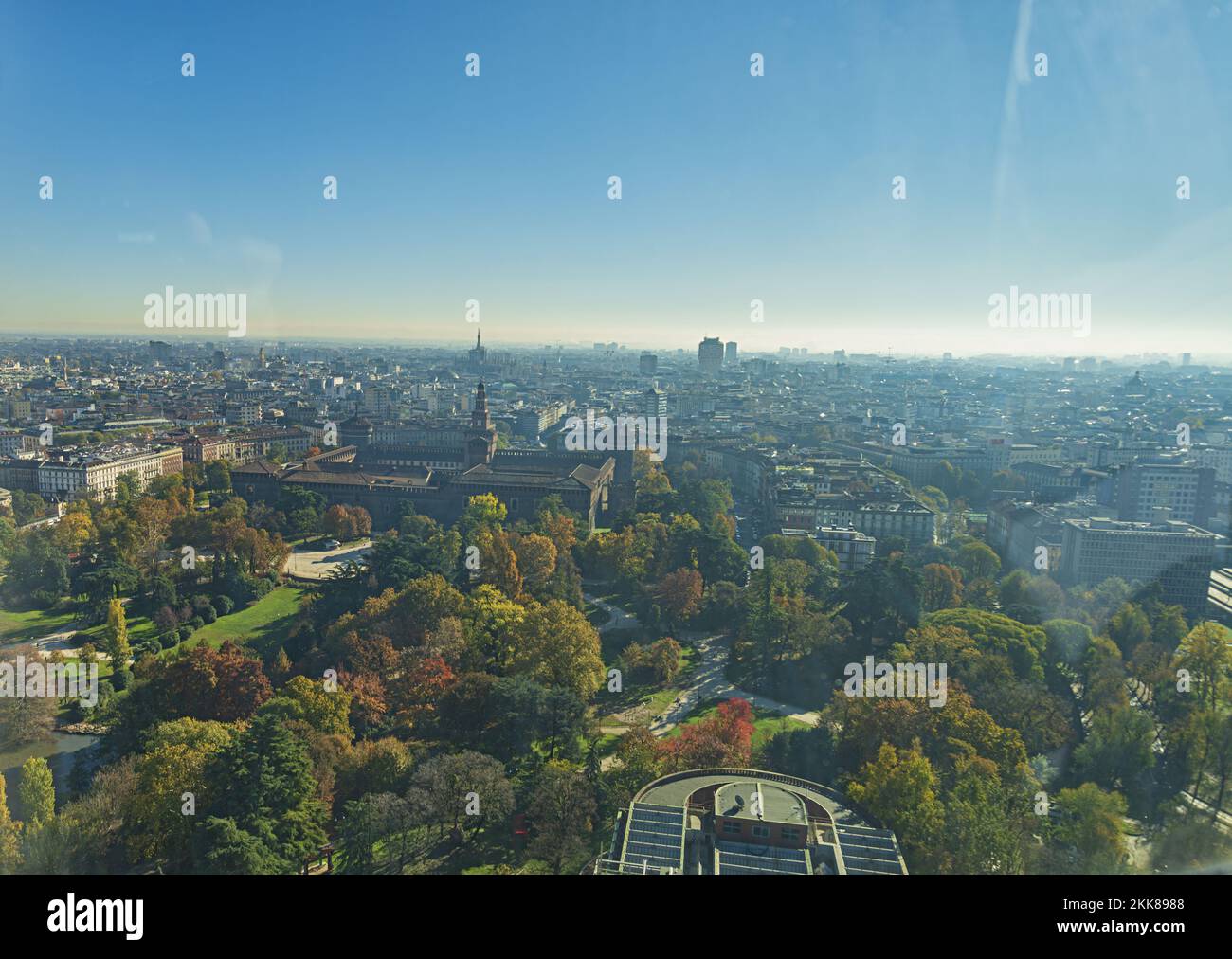 milano il parco sempione con il castello sforzesco skiline dalla ...