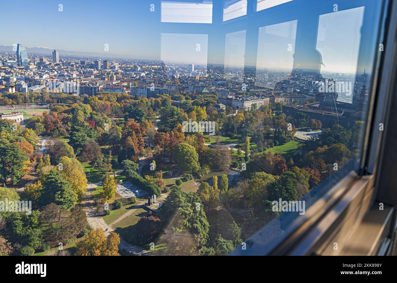 milano il parco sempione con l'arena civica skiline dalla terrazza a ...