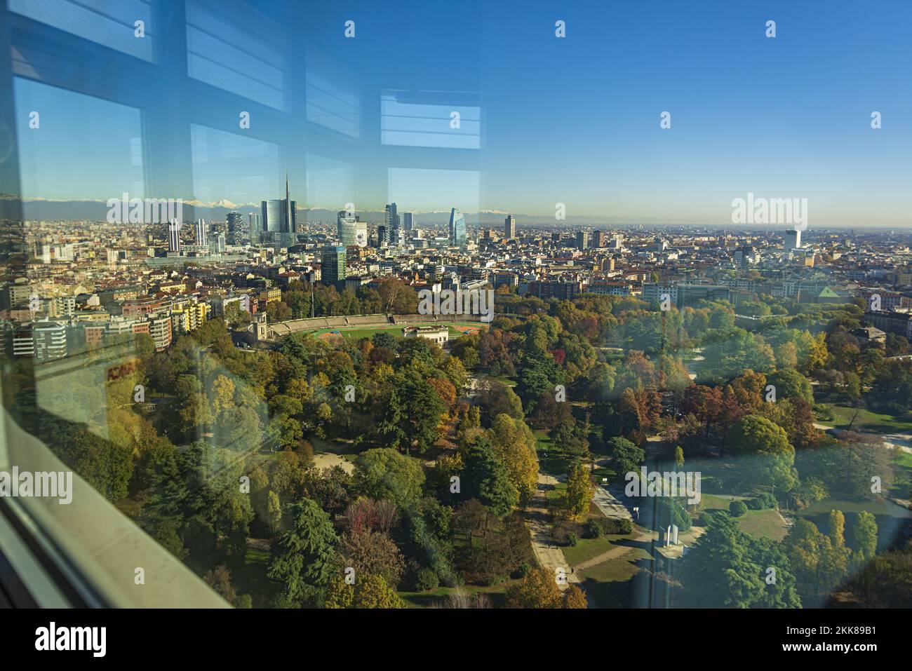 milano il parco sempione con l'arena civica skiline dalla terrazza a ...
