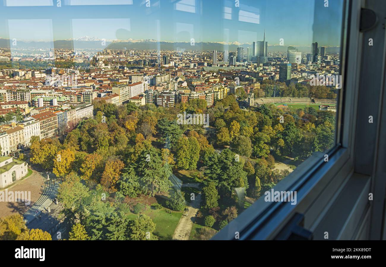 milano la catena delle alpi sullo sfondo skiline dalla terrazza a vetri ...