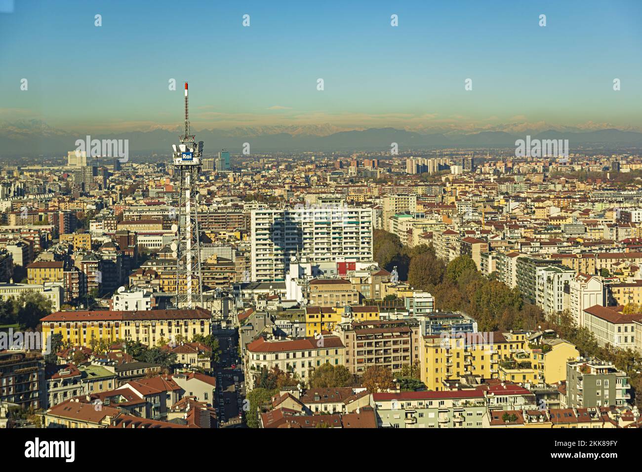 milano la torre rai skiline dalla terrazza a vetri della torre branca ...