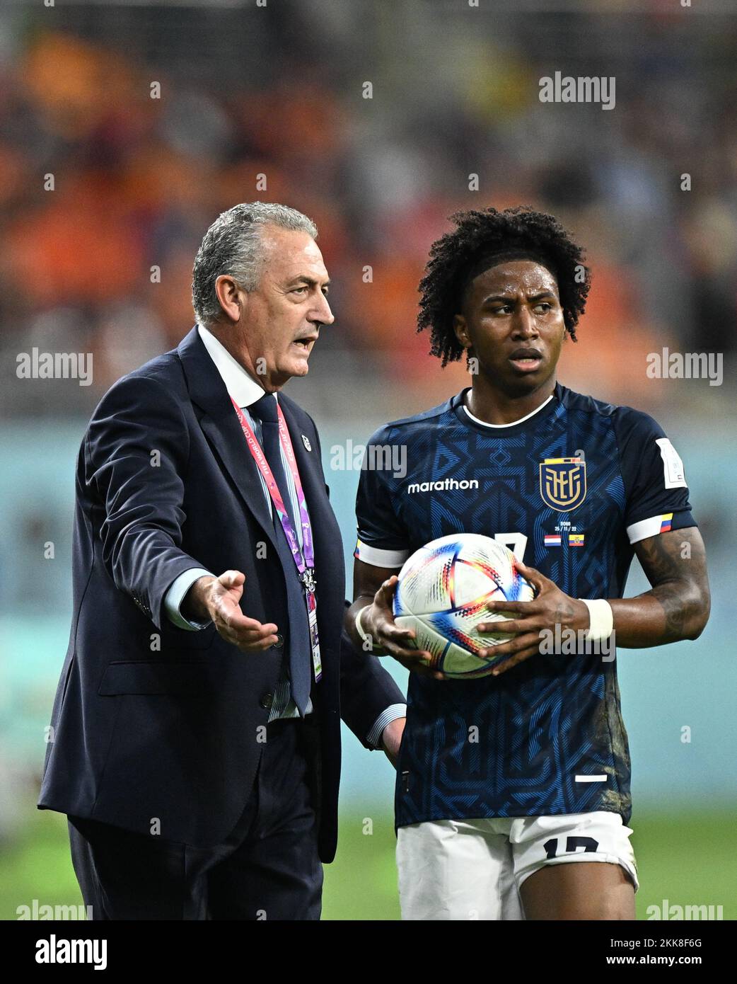 Doha, Qatar. 25th Nov, 2022. Gustavo Alfaro (L), head coach of Ecuador ...