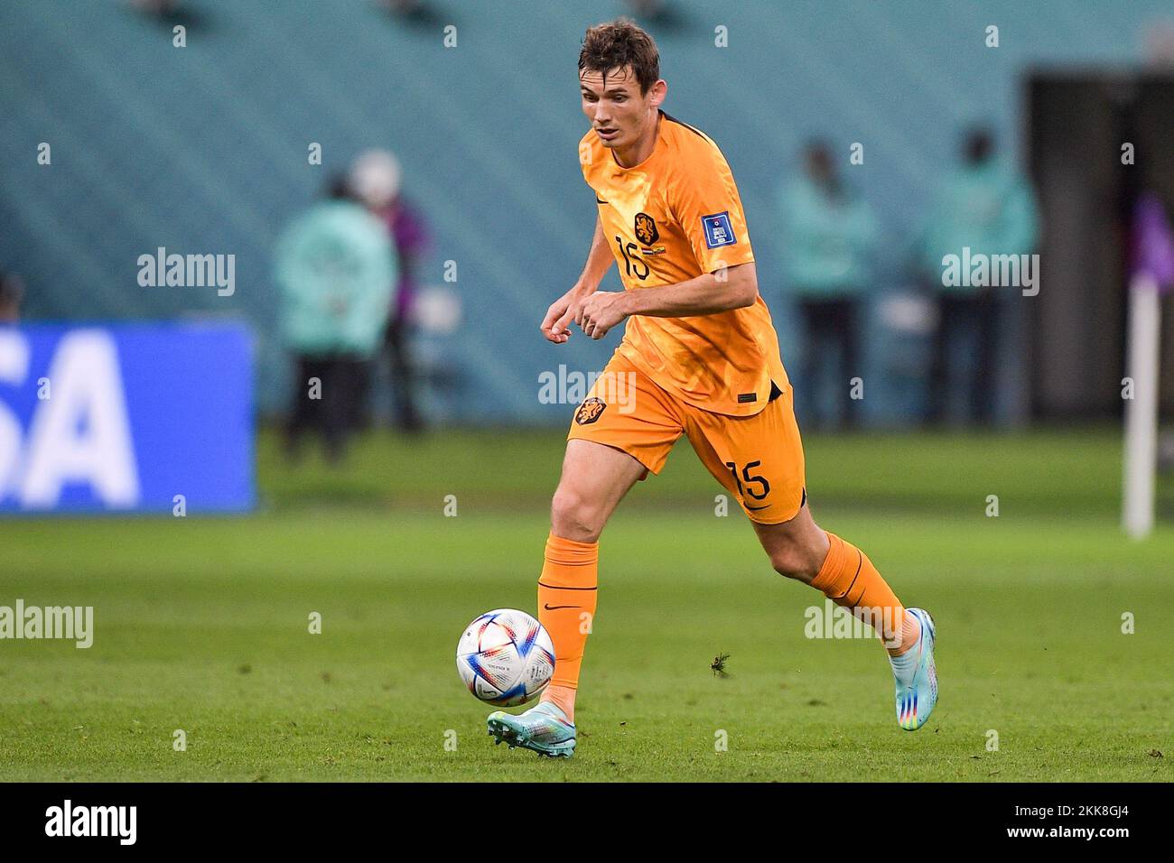 DOHA, QATAR - NOVEMBER 25: Marten de Roon of the Netherlands runs with ...