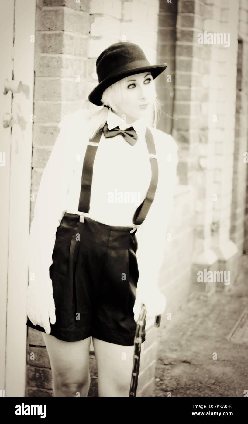 Woman bowler hat 1940 hi-res stock photography and images - Alamy