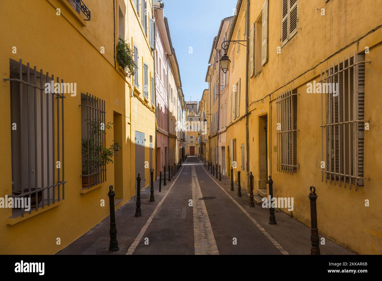 Typical provence streets hi-res stock photography and images - Alamy