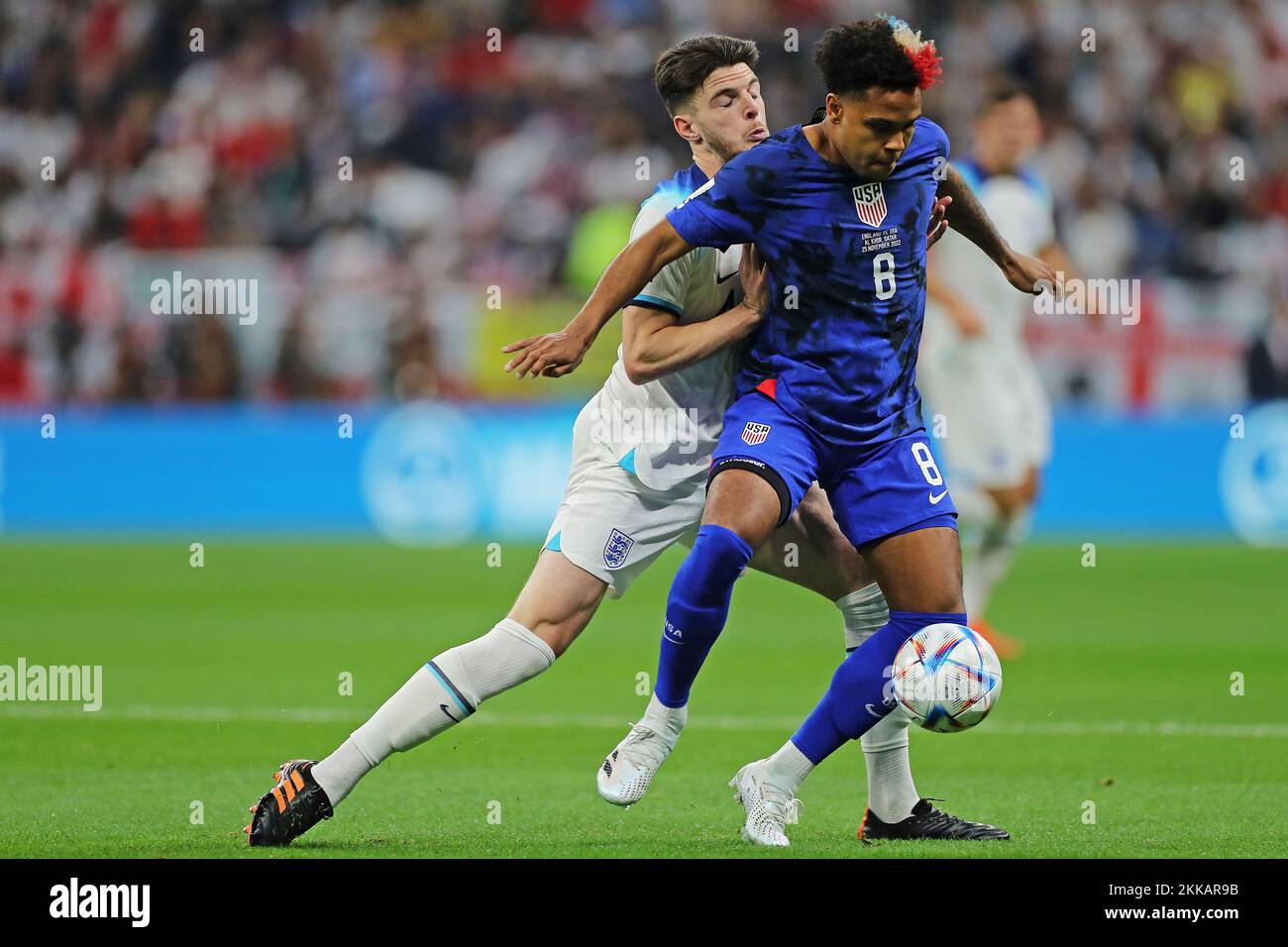 Doha, Qatar . 25th Nov, 2022. Declan Rice da Inglaterra disputa o lance ...