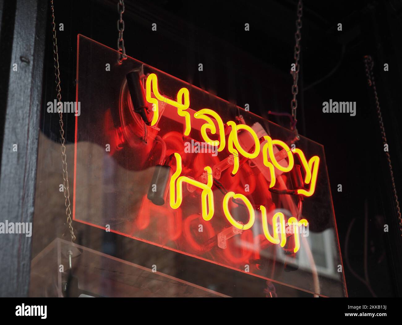 Happy hour neon sign hi-res stock photography and images - Alamy