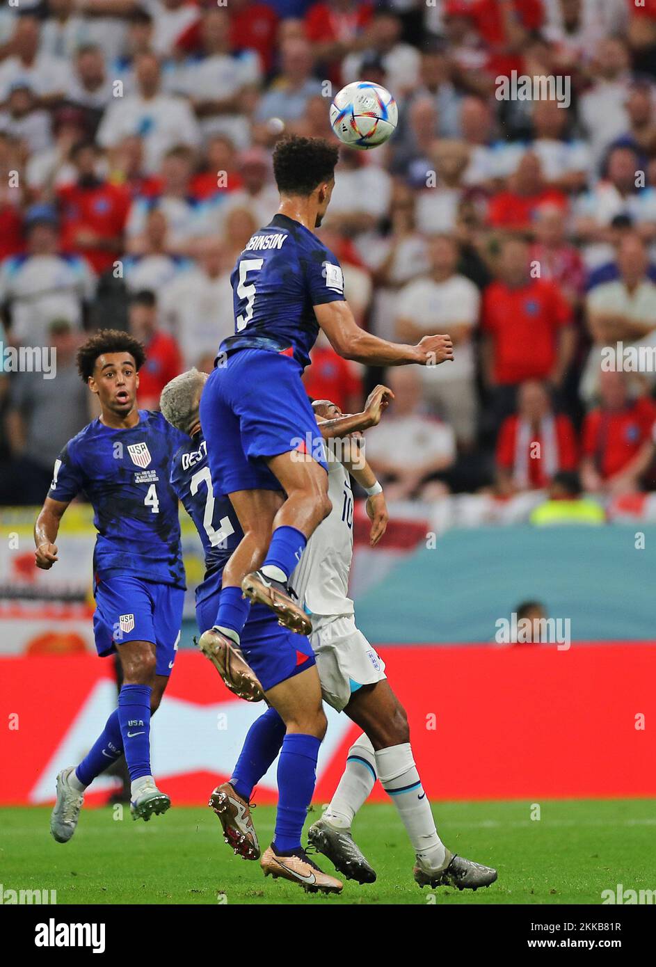 Doha, Qatar . 25th Nov, 2022. Raheem Sterling da Inglaterra disputa o ...