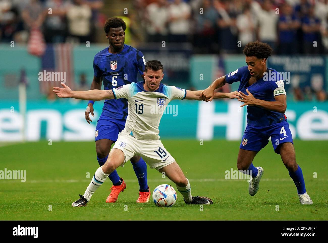 England's Mason Mount (centre) battles with USA's Tyler Adams (right ...