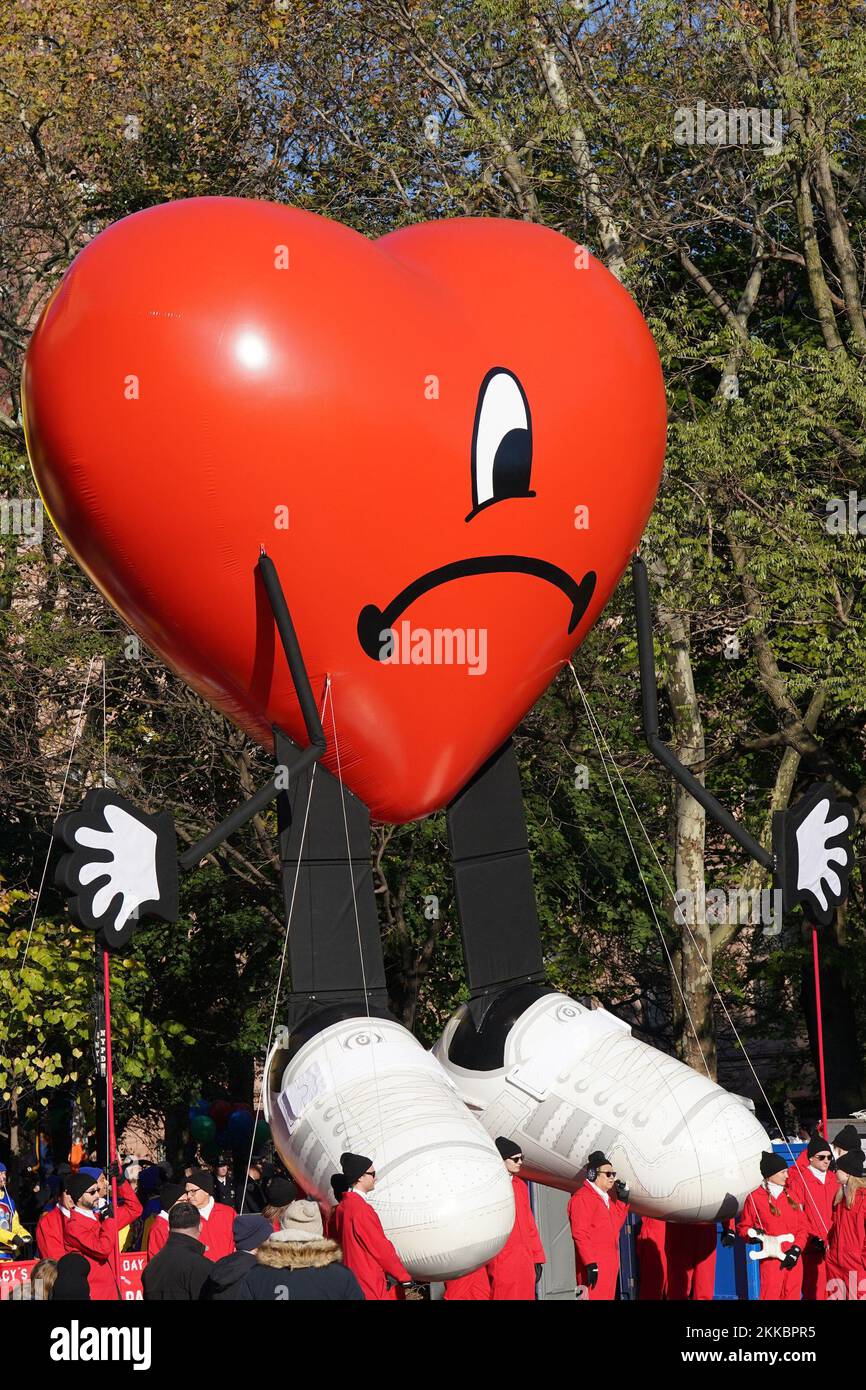 New York, NY, USA. 24th Nov, 2022. The Hottest Heart, Balloon in ...