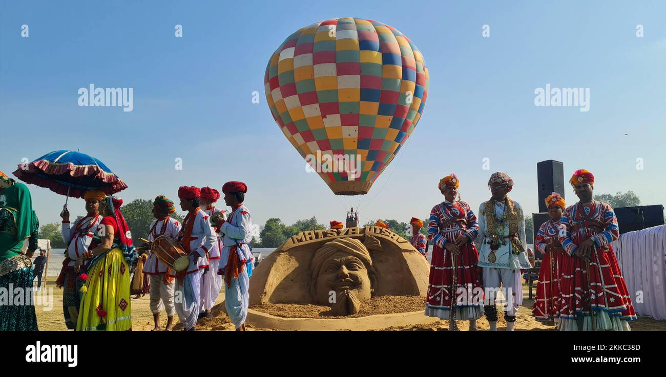 Alwar, Rajasthan, India. 25th Nov, 2022. Rajasthani folk artist with a ...