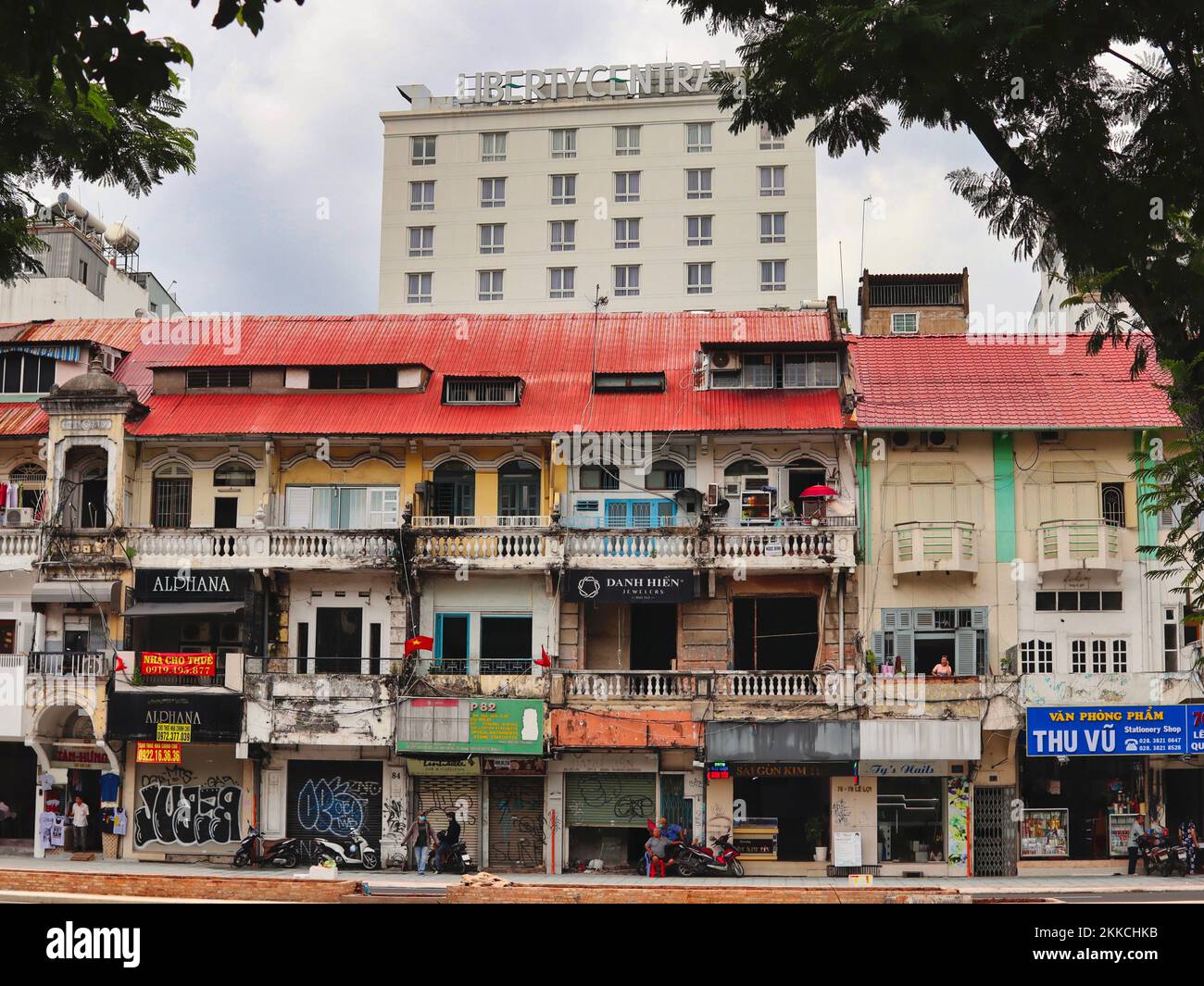 Vietnamese street life building downtown Stock Photo - Alamy