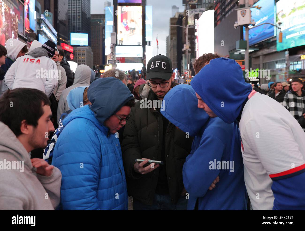 Sport fans mobile phones hi-res stock photography and images - Alamy