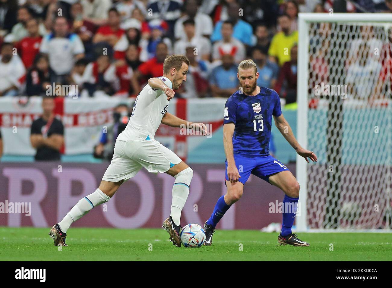 Doha, Qatar . 25th Nov, 2022. Harry Kane da Inglaterra disputa o lance ...