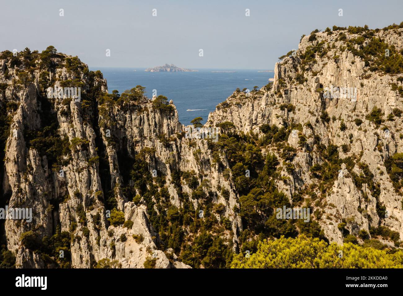 Calanque tour boat hi-res stock photography and images - Alamy
