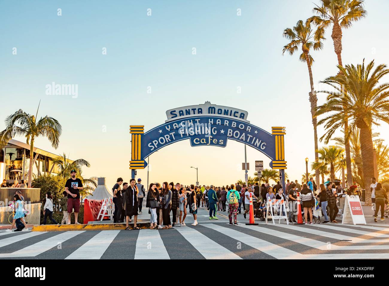 SANTA MONICA, USA - MAR 17, 2019: The welcoming arch of Santa Monica ...