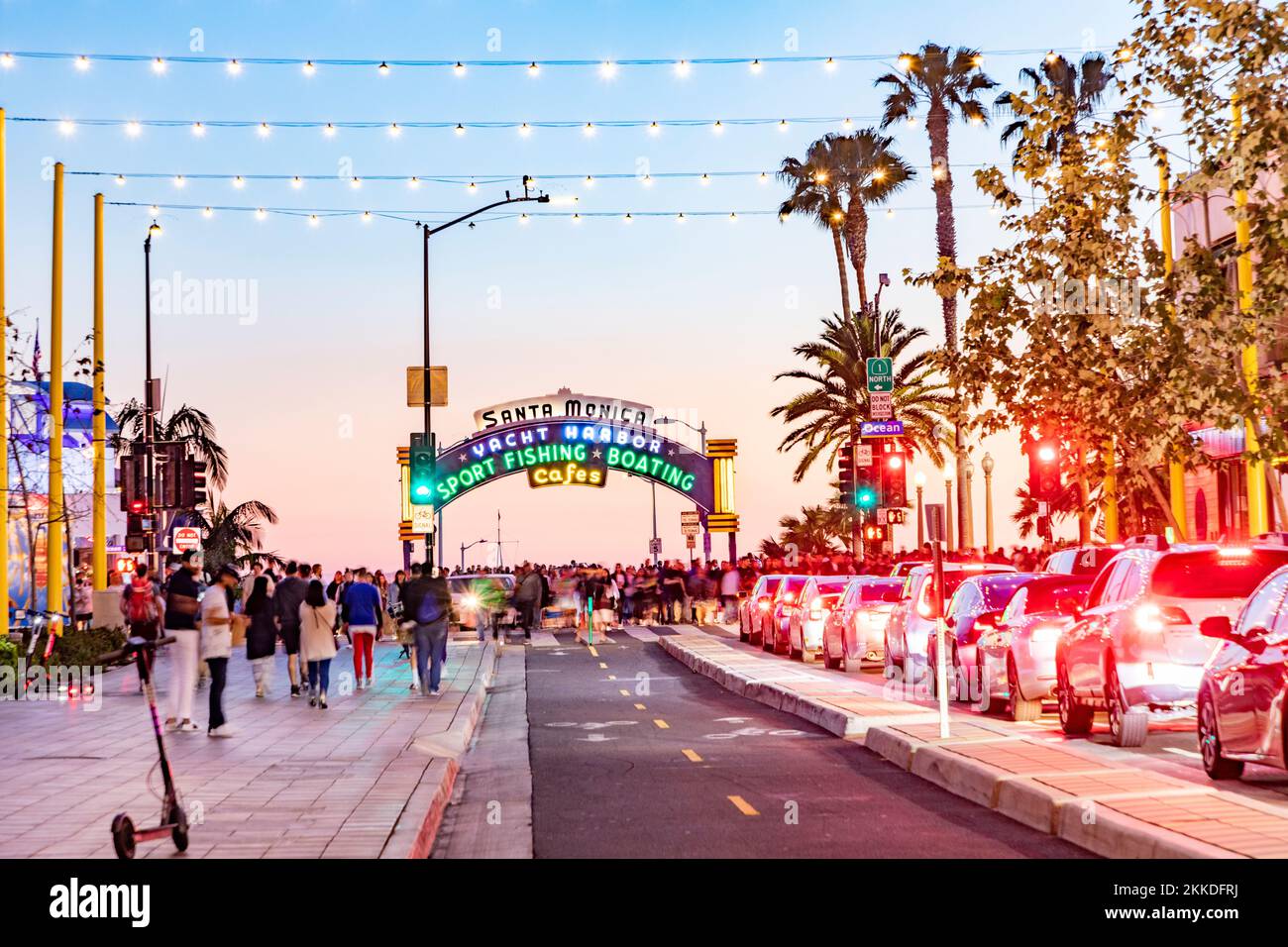 SANTA MONICA, USA - MAR 17, 2019: The welcoming arch of Santa Monica ...
