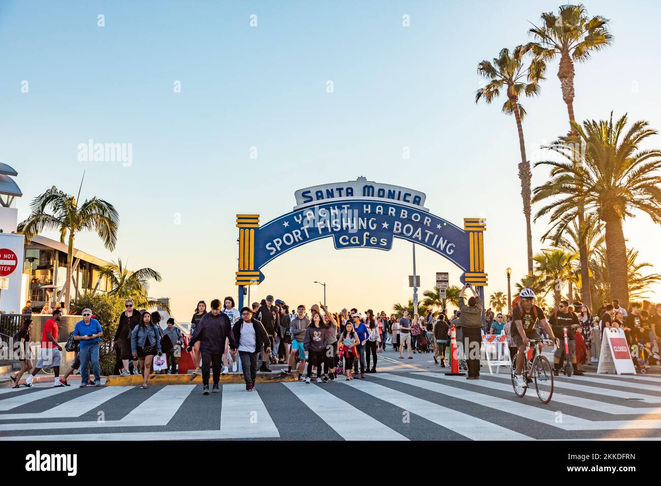 SANTA MONICA, USA - MAR 17, 2019: The welcoming arch of Santa Monica ...