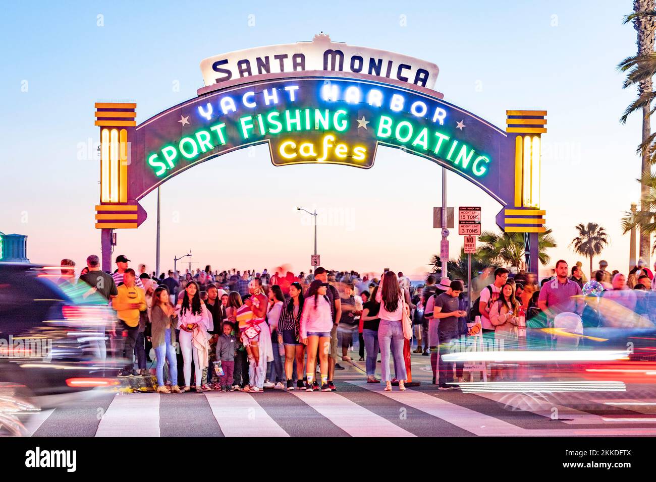 SANTA MONICA, USA - MAR 17, 2019: The welcoming arch of Santa Monica ...