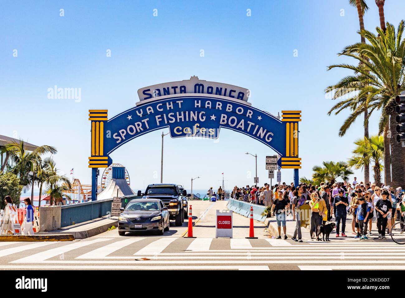 SANTA MONICA, USA - MAR 17, 2019: The welcoming arch of Santa Monica ...
