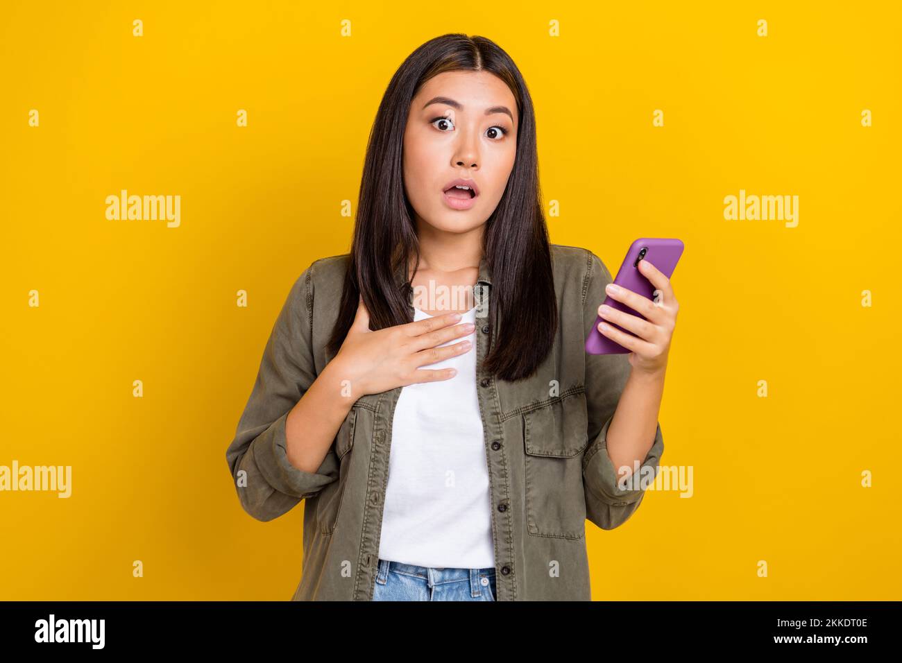 Photo of speechless impressed woman brunette hair wear gray shirt hold ...